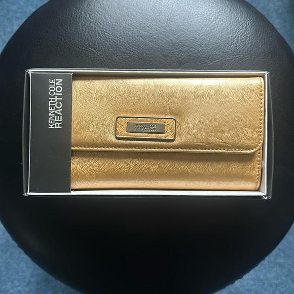 Kenneth Cole Reaction | Bags | Nwt Kenneth Cole Reaction Womens Trifold ...